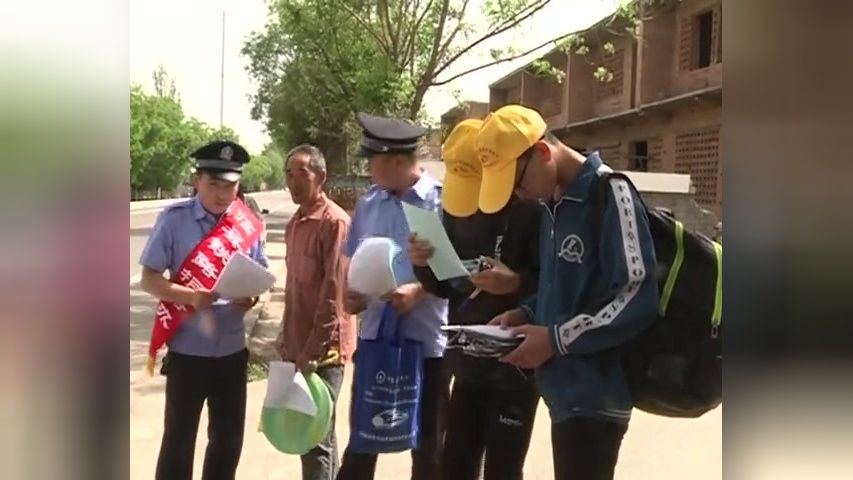 临县铁路护路办进村入户宣传铁路安全知识