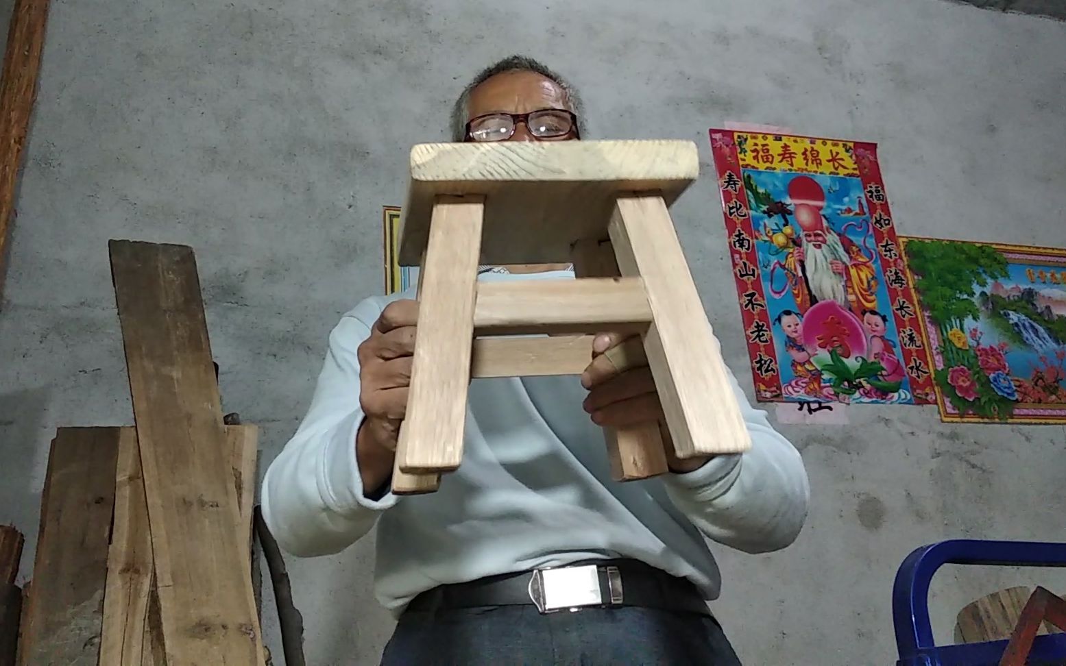 阿福爷爷纯手工制作小板凳,看似简单的拼接,却是几十年功夫展现