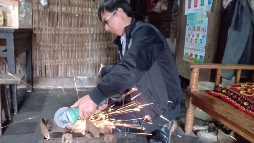 第一次使用砂轮,心里紧张,动作笨拙