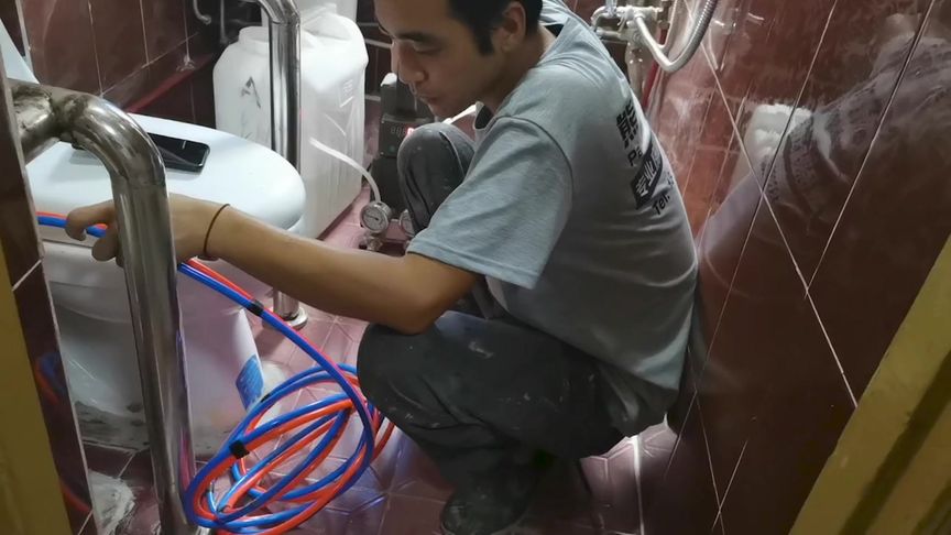 卫生间免砸砖防水注浆施工,无痕修复#卫生间免砸砖防水
