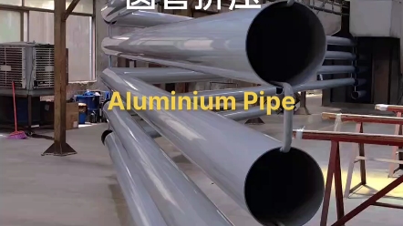 ...大圆管喷涂现场。从酸洗-水洗-铬化-喷涂,每道工艺都严格处理,保证槽...