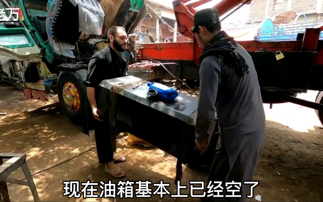 汽车油箱破了,可以用电焊修复吗?来看看巴铁工人的神奇操作!