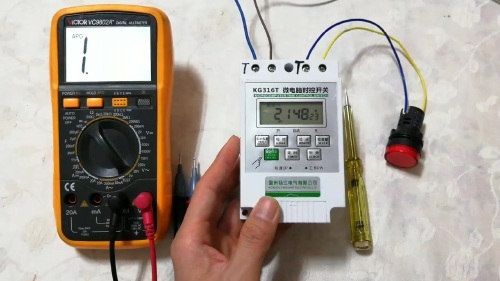 时控开关这样接简直是自找麻烦,找电工吧!