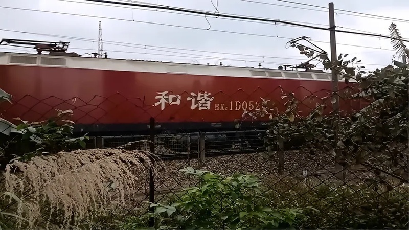 HXD1D牵引T370次列车从大华村通过