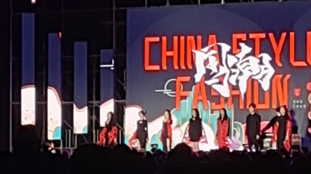 震惊!学校元旦晚会居然有T台秀