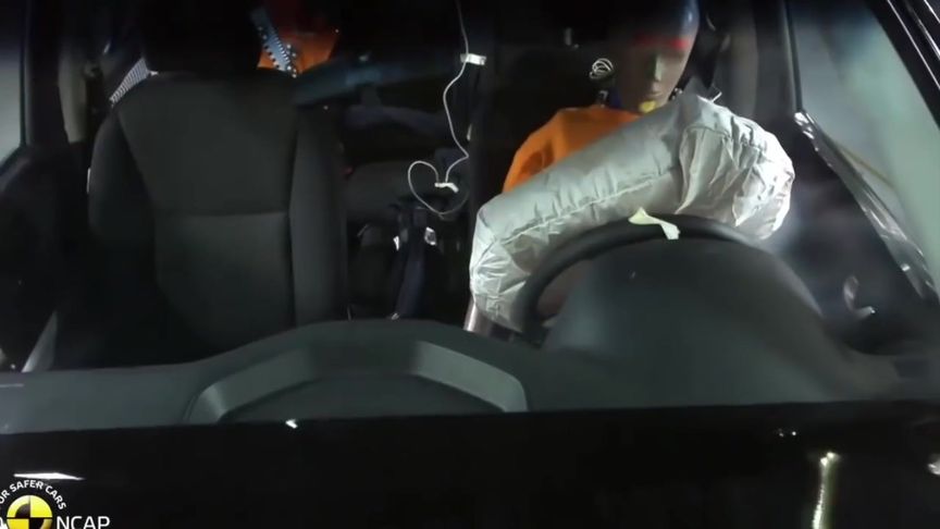 即使你开的是一辆皮卡 安全带和气囊同样重要 日产纳瓦拉碰撞测试