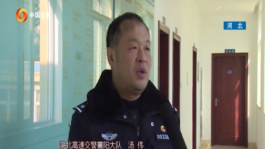 男子处理行政处罚,交警发现驾驶证有问题,为毁灭证据男子这么做