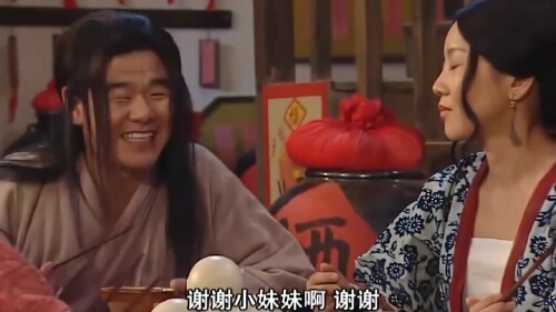 武林外传:莫小贝给新跑堂夹菜,就把新跑堂给感动到了,忍不住吟唱一番