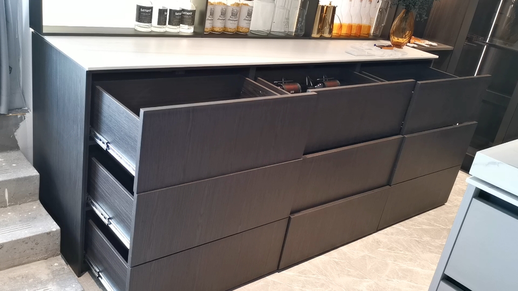 智能滑轨应用,高端橱柜电动抽屉#智能家居#别墅设计#全屋定制