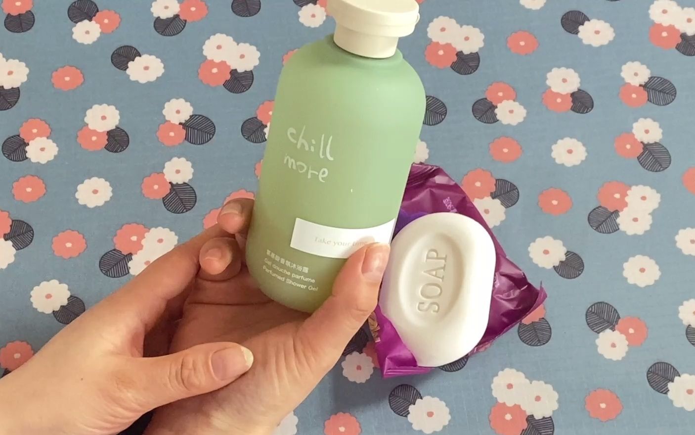 洗澡时,到底用香皂好还是沐浴露好?好多人用错了,差别这么大