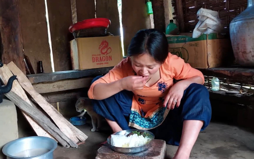 院子中肆意生长得丝瓜尖惹怒了村花被迫成为招待客人的食材