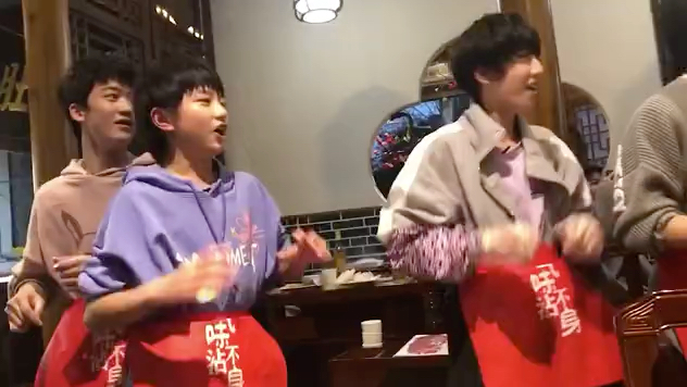 和朋友一起吃火锅遇上了TF家族三代练习生