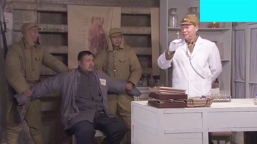 鬼子病毒专家要在男子身上注射毒针,男子反手夺针,让他尝尝滋味