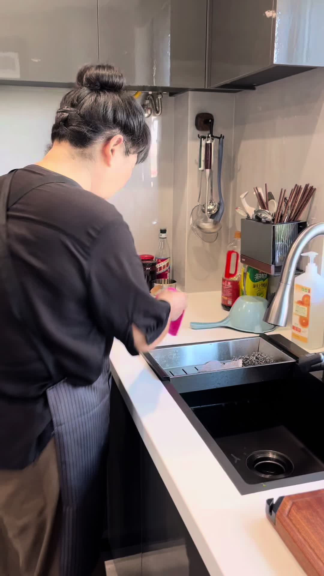 有了这个存储式的削皮刀,削皮的时候再也不怕削的到处都是了,果皮...