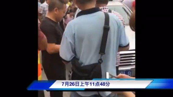 【突发!成都华侨城附近轿车碰撞行人、电瓶车,致1死7伤!】7月26日11...