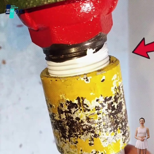 粗管道生料带缠绕之前是简单小事,结果却变成了大麻烦的搞笑瞬间!