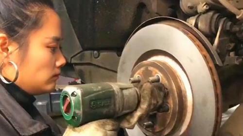 二手车贩,老板娘亲自动手换刹车片,每个步骤都显得尤为霸气