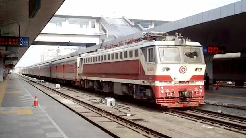 广州开往成都的火车 SS7C牵引K192次列车进终点成都站2站台