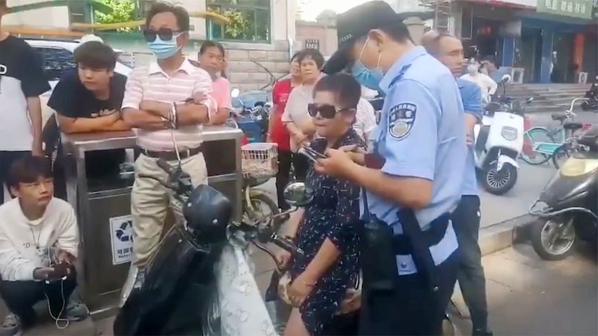 电动车追尾责任咋定?郑州两电动车擦碰前车人受伤,后车赔300元