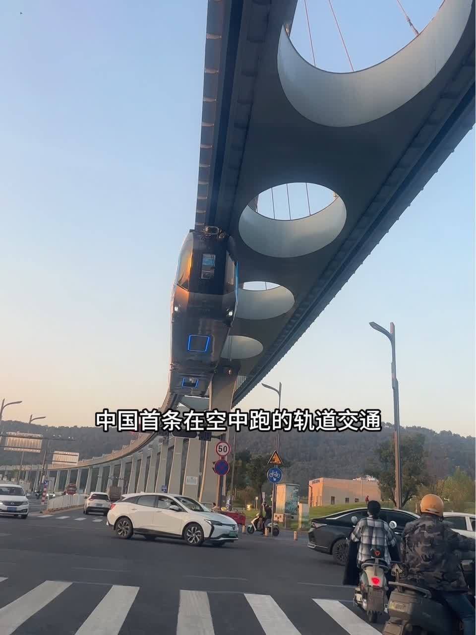 ...车辆具备270度观景功能,同时采用最先进的永磁牵引技术!#武汉光谷...