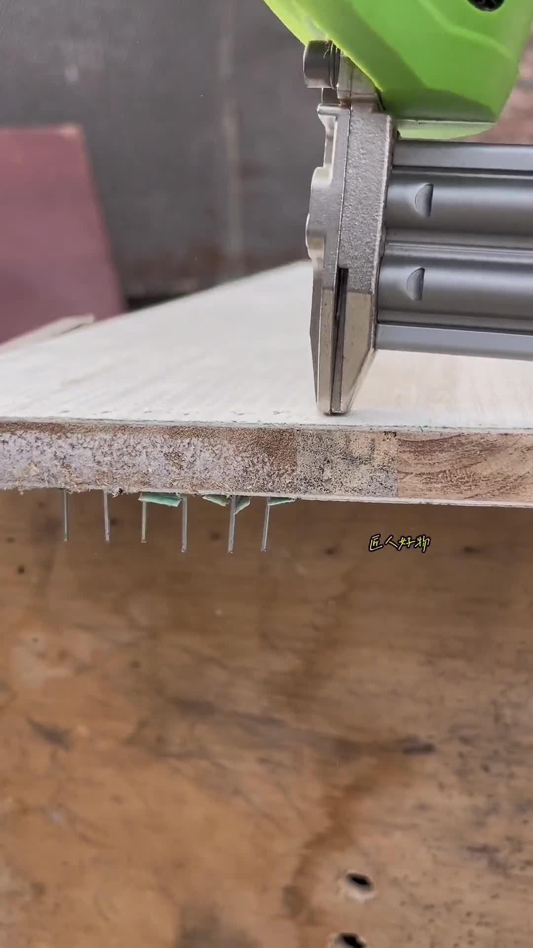 以后发钉都不用气泵了#电动打钉器 #木工 #码钉枪 #高性能实用工具