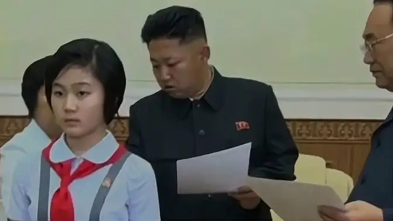 金正恩亲自给学生设计校服,有人竟敢偷工减料,看金正恩如何处理