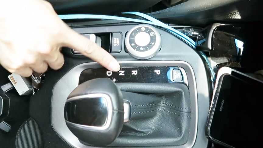 自动挡停车先挂P挡还是先拉手刹?不注意这个细节挡位可能卡死