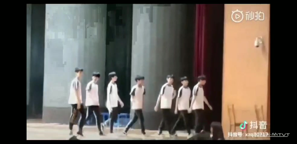 【tf家族张真源和竹马严浩翔惊现巴蜀中学,似乎有同台演出?】