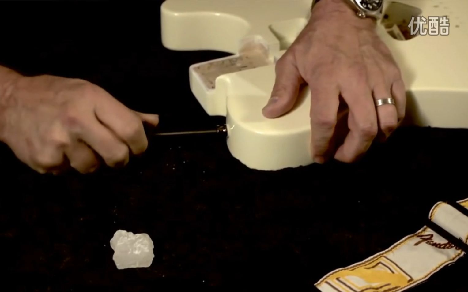 【新人必看】如何安装电吉他的背带扣