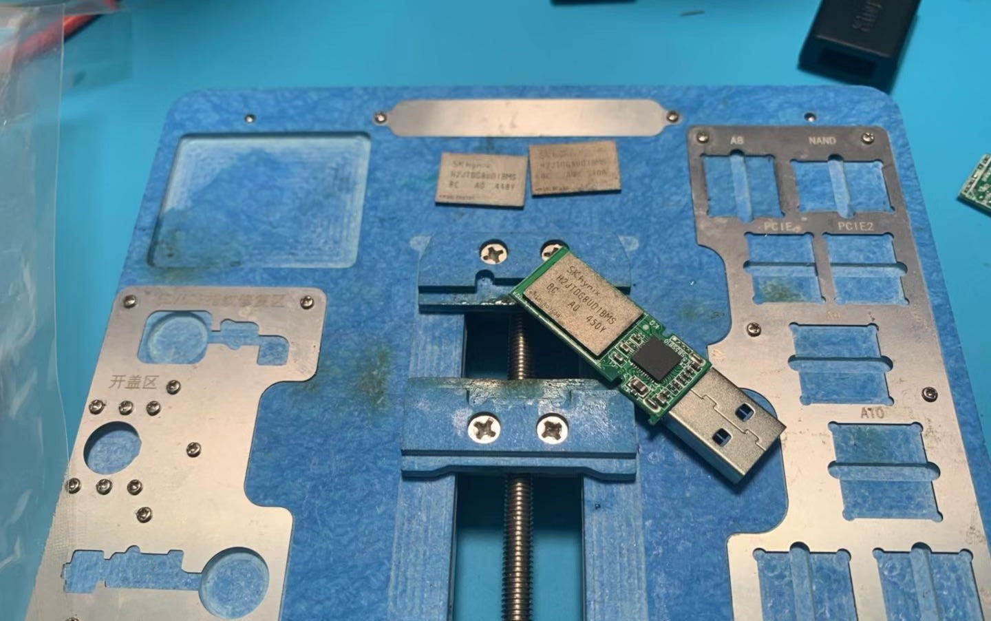 扩容剩下的手机硬盘不要丢,植上锡 吹上主控板,一个U盘就诞生了!