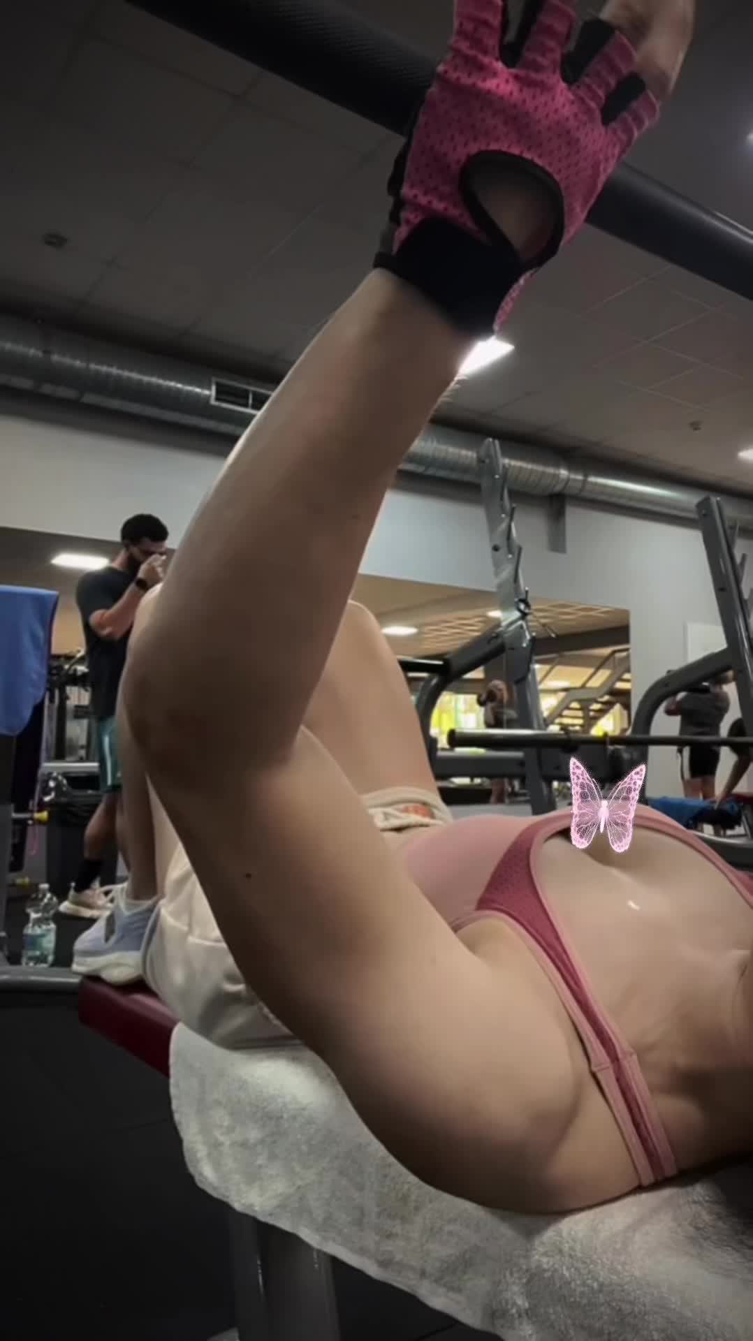 推不动拉的动ߒ�#卧推#自律#力量训练#女性力量