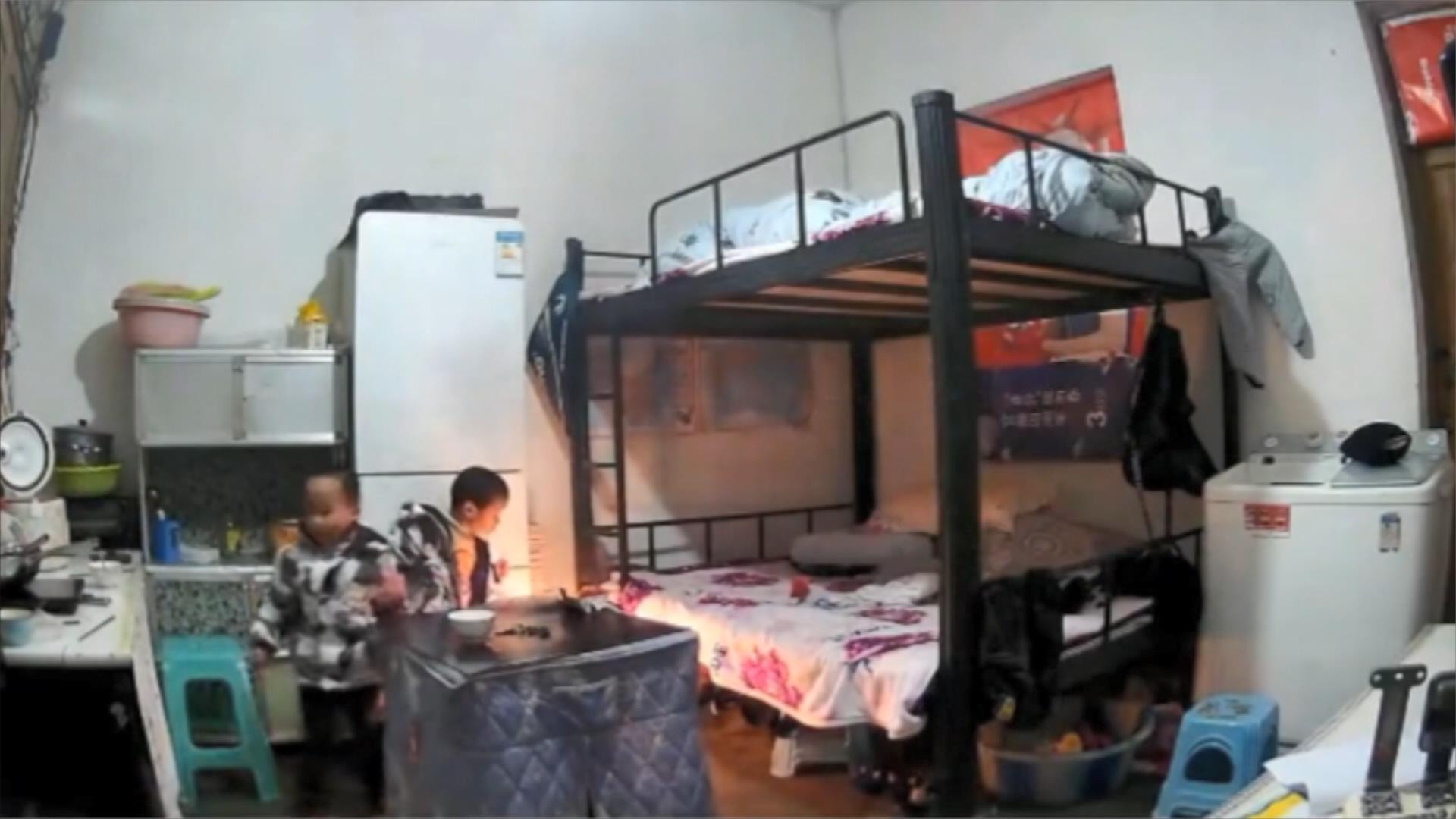 俩娃在家电暖器突着火,哥哥教科书式灭火自救.