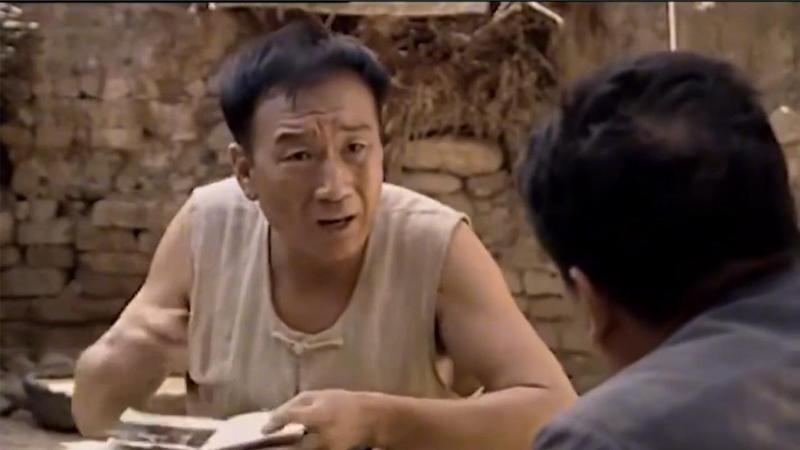 路上有狼:村干部从村民家出来,一路哼着小歌,结果半路遭狗咬!