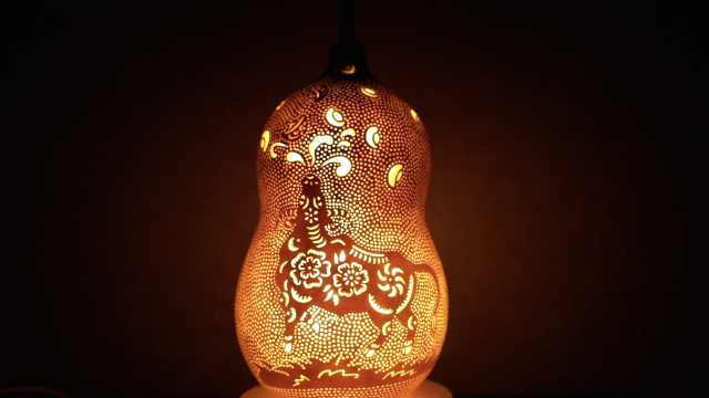葫芦上也能作画,还被雕成葫芦灯