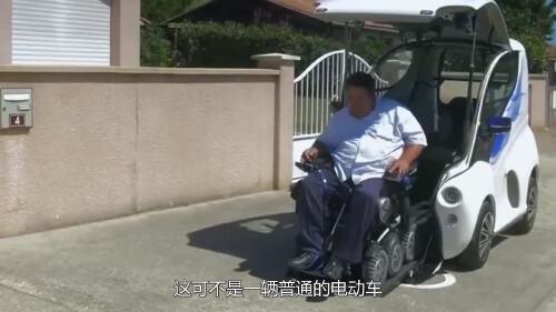 专为残疾人设计电动车,坐着轮椅也能开马路,风雨无阻!