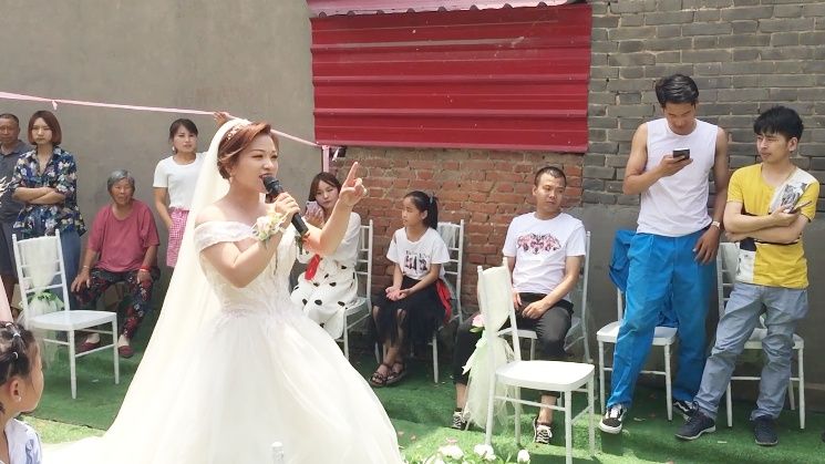没点才艺还真不敢结婚,农村婚礼上新娘表演节目,台下沸腾了