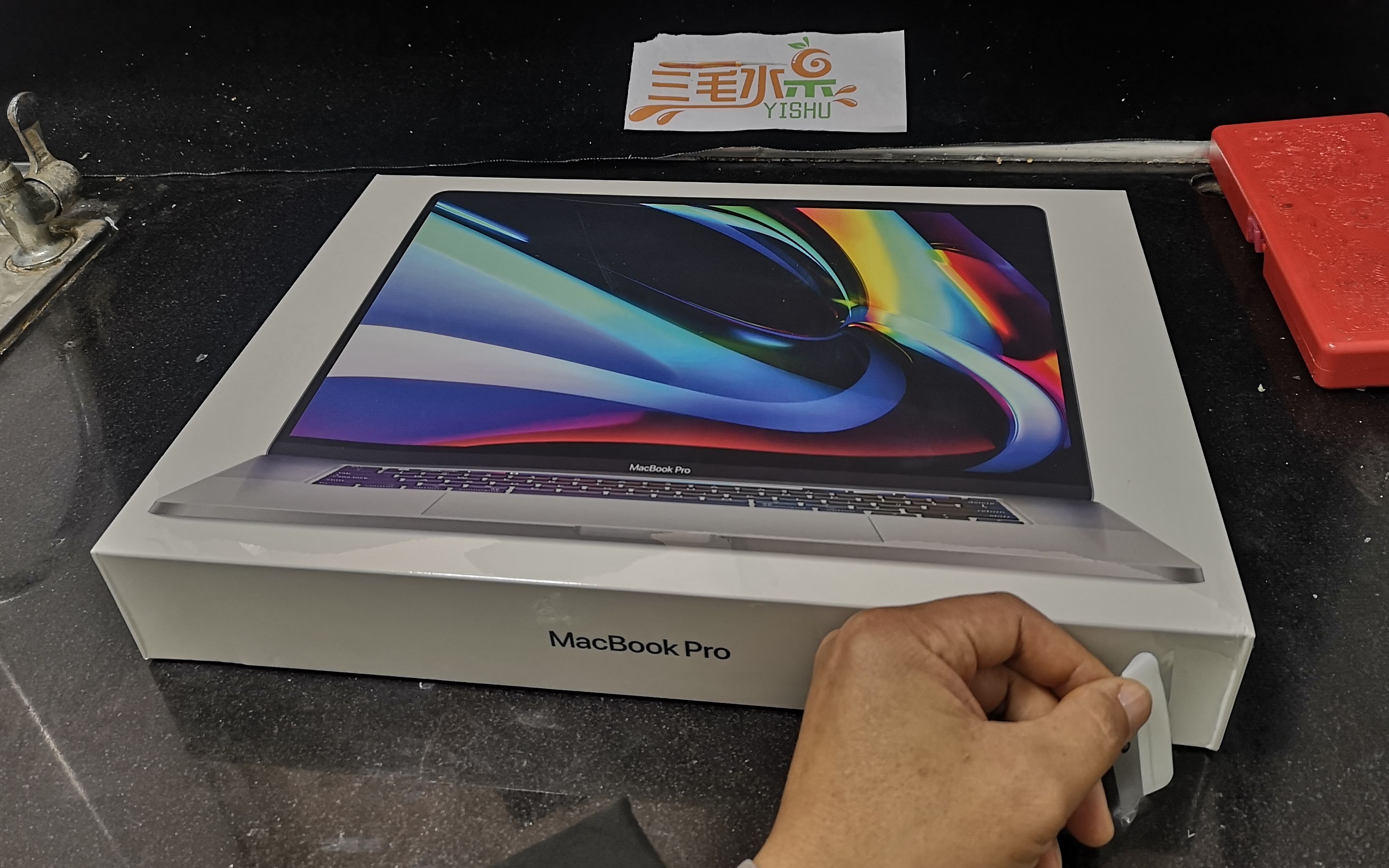 小白花2万多买苹果16寸笔记本电脑,省了近2千,赚大发了!