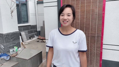 新房卧室门装好了,爸妈因为推拉门意见不一致,子奇最后拿定主意