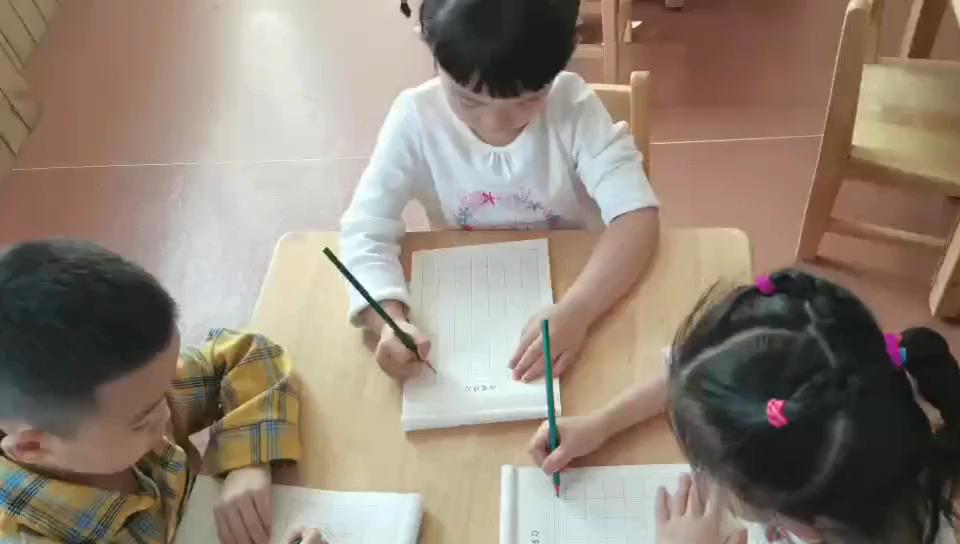 练习小朋友们的拿笔姿势,每个小朋友都很认真,棒棒哒[微笑]