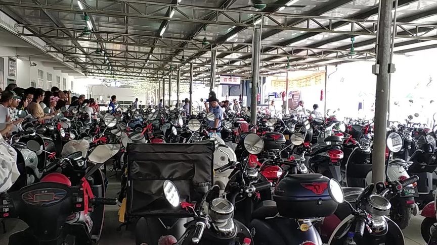 新国标后电动车上牌人山人海,今天在南宁体验一次