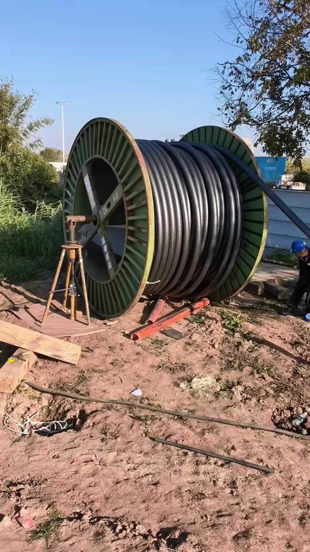 900电缆铺设高压电缆地沟上高压铁塔 #长云科技 #电缆敷设 #放电缆 #...