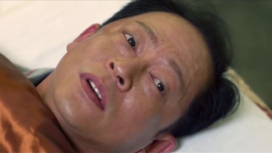 老头想变年轻,去美容院打美容针!问这针疼吗?
