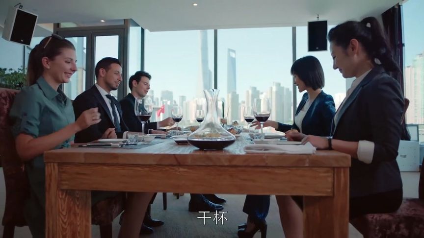 美女请老外客户吃饭,怎么用英文介绍中国菜,把她给愁坏了