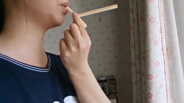 吸管用了不要丢,教你做个小口哨,吹出的声音还很响,太给力了