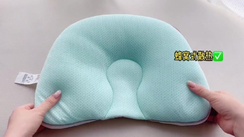 0-6个月是宝宝睡头型的关键期,选择一个好的定型枕很重要
