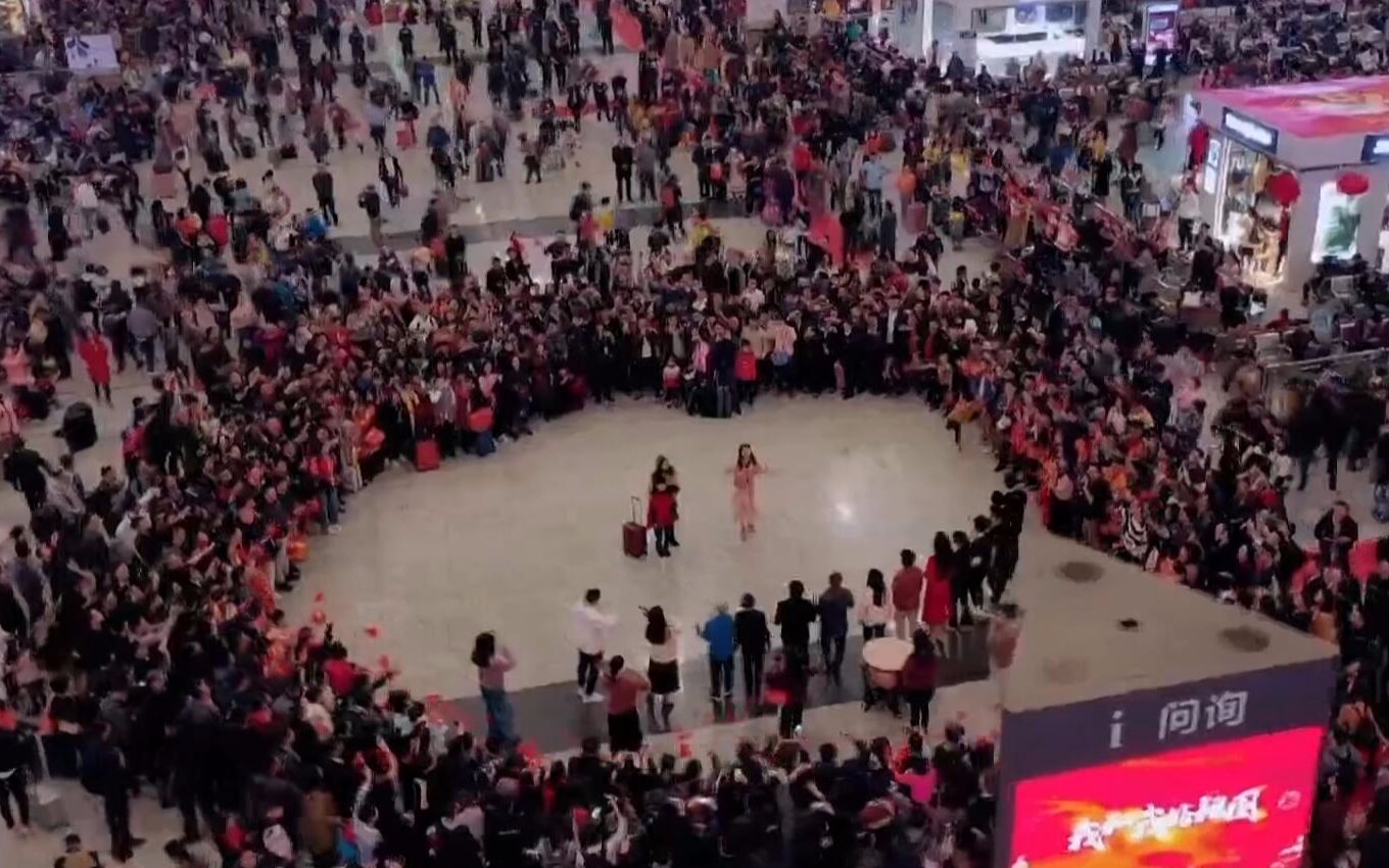 当首都机场响起《我和我的祖国》,旅客全都停下来合唱,老外一脸懵