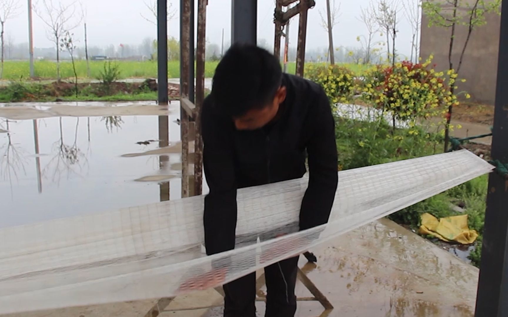 农村小伙编织撒网,为何要在撒网倒开水烫一下,听听小猛哥怎么说