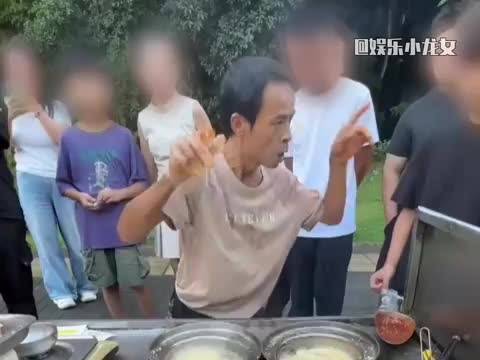 知道的是鸡排哥,不知道的还以为是哪位领导