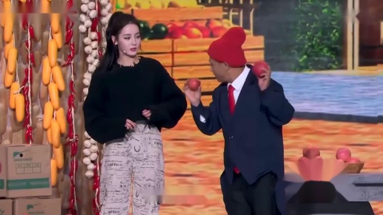 2021北京春晚:迪丽热巴被宋小宝气出方言,直播卖苹果拼了