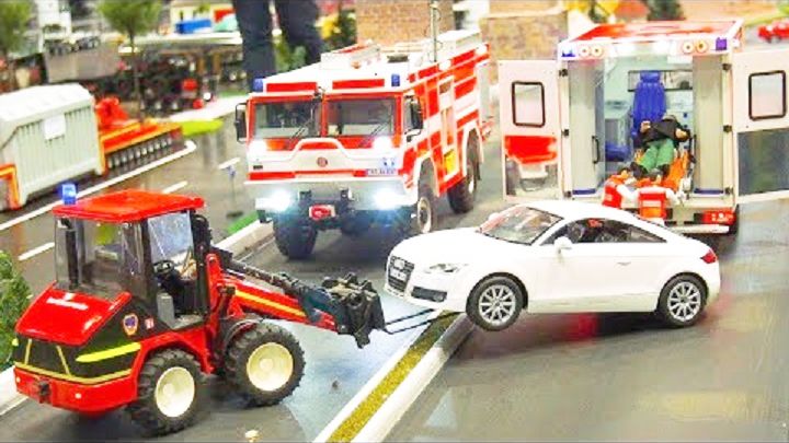情景模型,发生交通事故,各种救援车辆,场面很壮观